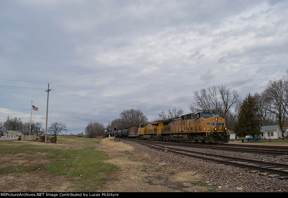 UP 5746 eastbound UP loaded oil train